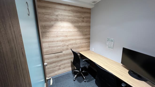 田町駅近!オンライン会議可能な完全個室!【Booth3(2名個室)】の写真1