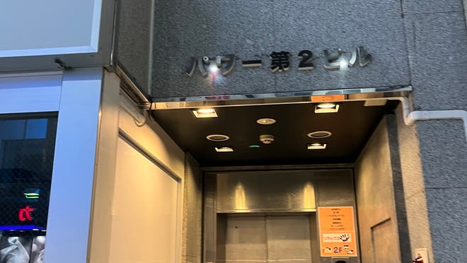 【熊本下通中央】ルーム E 白地にゴールド模様がクラシカルでラグジュアリーの写真5