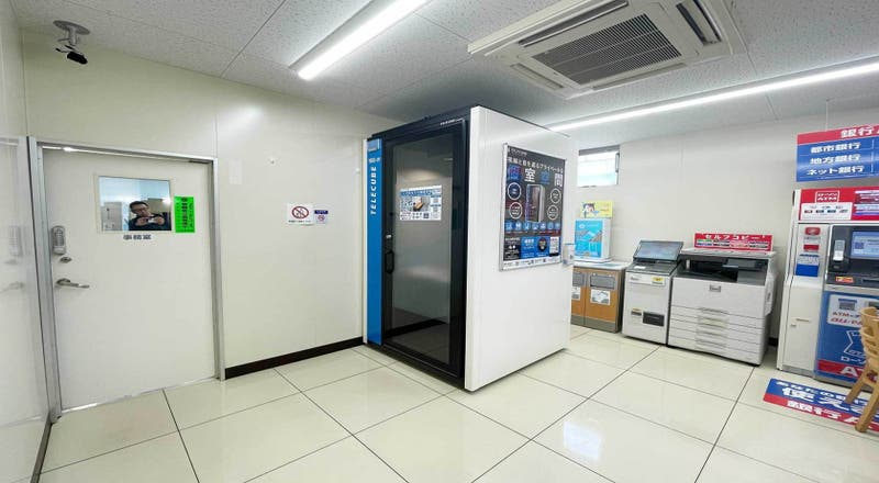 【テレキューブ】ローソン月島駅前店の個室型ワークブース（168-01）です。視線と音を遮る、プライベートな集中環境。