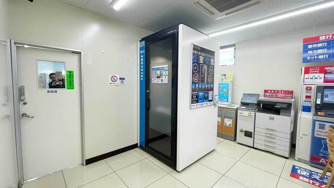 【テレキューブ】ローソン月島駅前店の個室型ワークブース(168-01)です。視線と音を遮る、プライベートな集中環境。の写真1