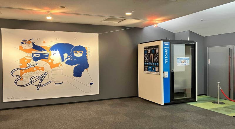 【テレキューブ】秋田拠点センターアルヴェの個室型ワークブース（181-01）です。視線と音を遮る、プライベートな集中環境。