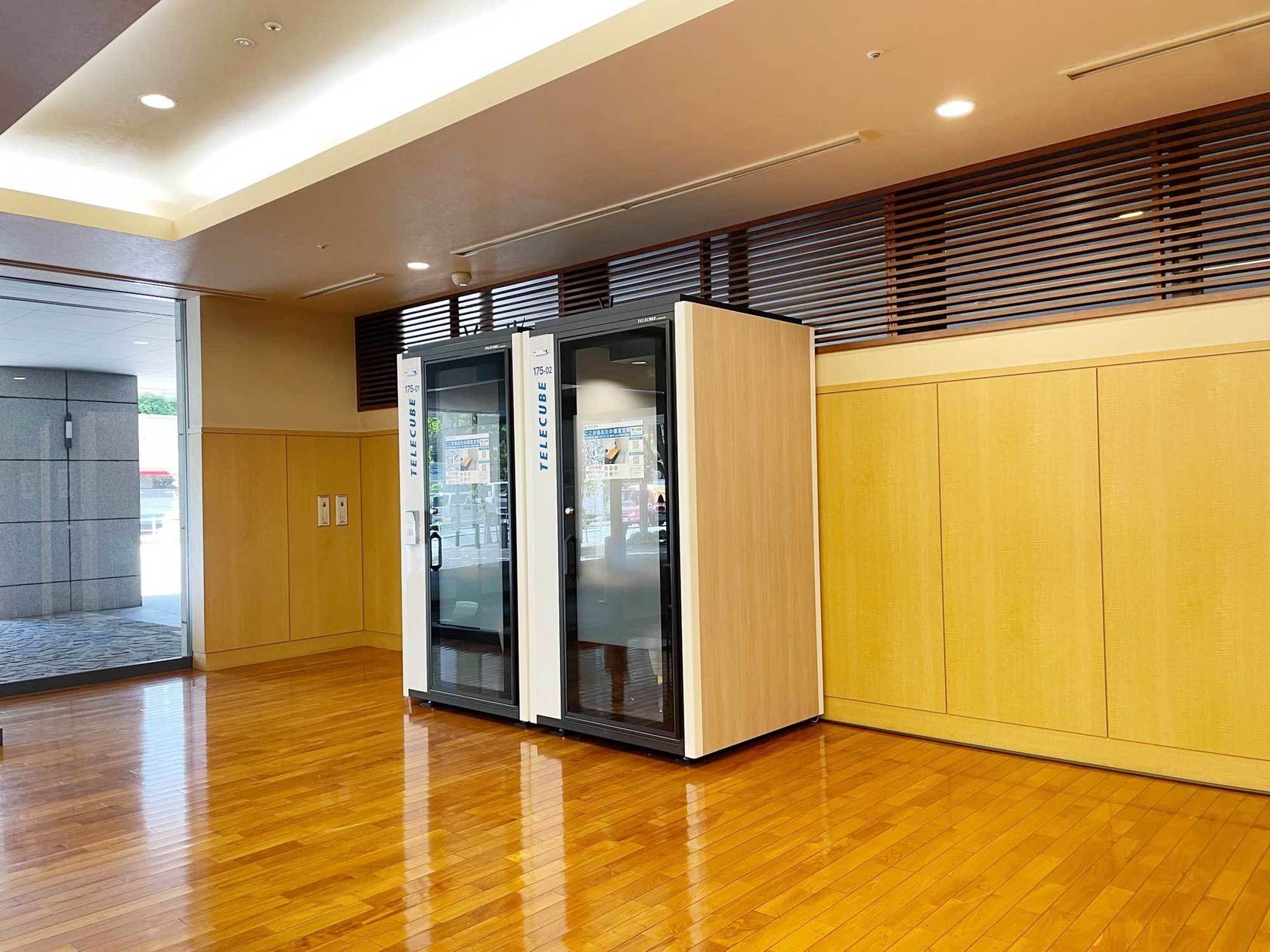 【テレキューブ】青山タワープレイスの個室型ワークブース（175-01）です。視線と音を遮る、プライベートな集中環境。の写真1