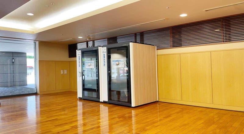 【テレキューブ】青山タワープレイスの個室型ワークブース（175-02）です。視線と音を遮る、プライベートな集中環境。