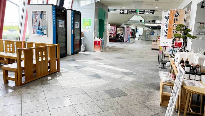 【テレキューブ】高松空港の個室型ワークブース(180-02)です。視線と音を遮る、プライベートな集中環境。の写真1