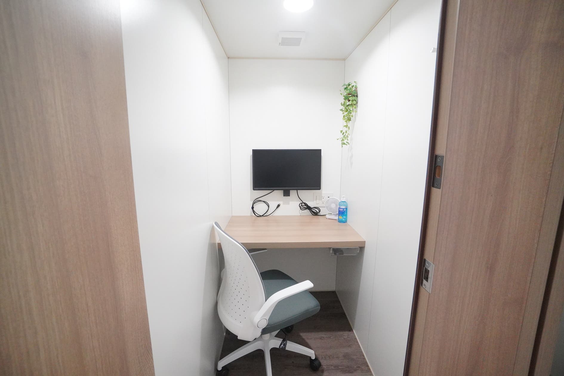 ＜PaO Work 新大阪No.3＞完全個室ワークブース💼光回線Wi-Fi📶モニター🖥テレワーク/ZOOM/面接/自習/作業場所の写真1