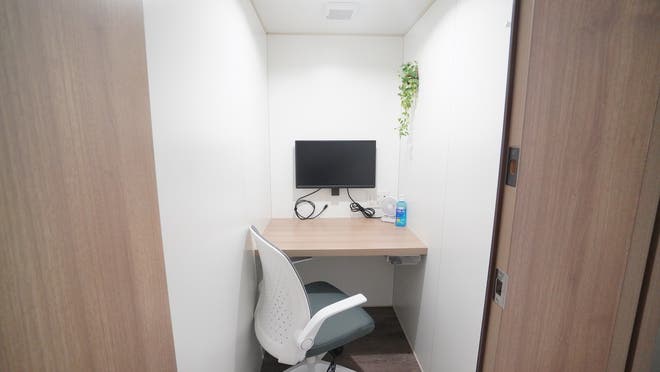 <PaO Work 新大阪No.4>完全個室ワークブース💼光回線Wi-Fi📶モニター🖥テレワーク/ZOOM/面接/自習/作業場所の写真1