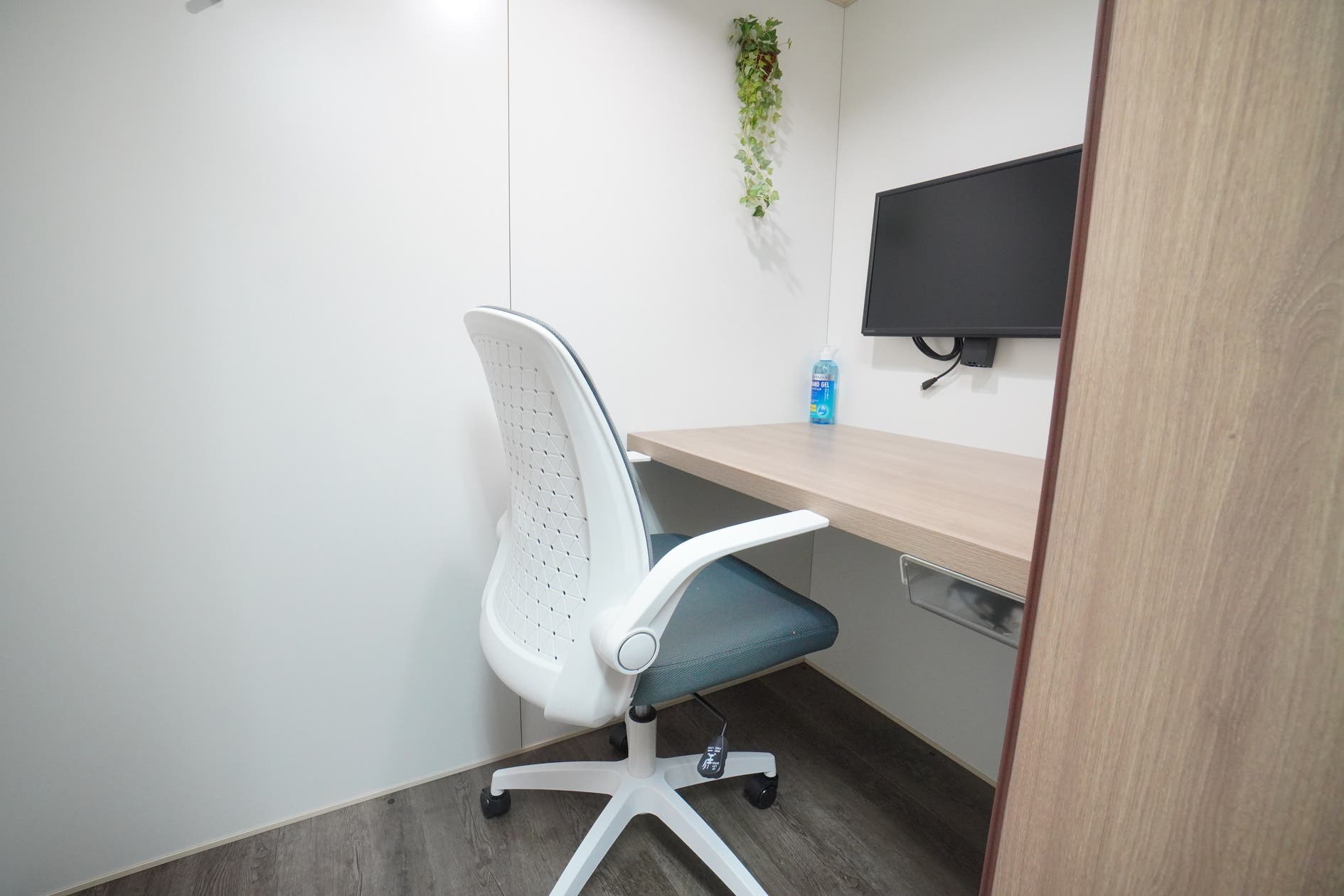 ＜シュシュWork新大阪No.4＞完全個室💼Wi-Fi📶モニター🖥テレワーク/ZOOM/自習/作業場所の写真5