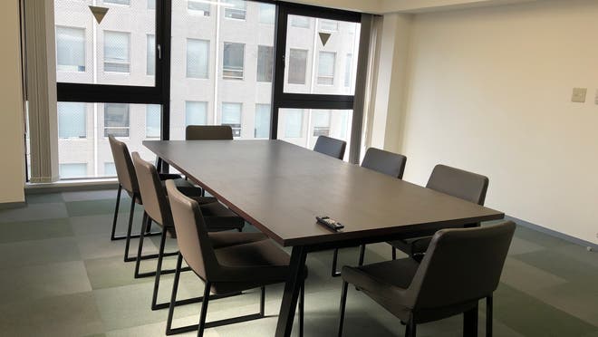 【JR神戸駅前徒歩2分】落ち着いた10F貸会議室。ZOOM会議に使える大型モニター、WEBカメラあり!の写真2