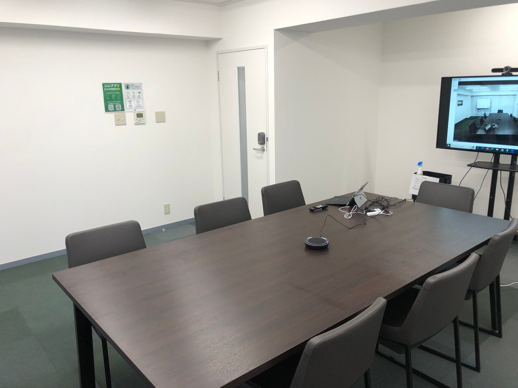 【JR神戸駅前徒歩２分】落ち着いた１０F貸会議室。ZOOM会議に使える大型モニター、WEBカメラあり！の写真4