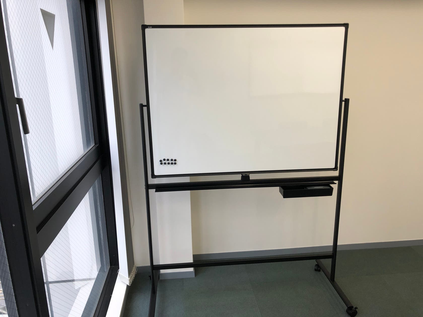 【JR神戸駅前徒歩２分】落ち着いた１０F貸会議室。ZOOM会議に使える大型モニター、WEBカメラあり！の写真5