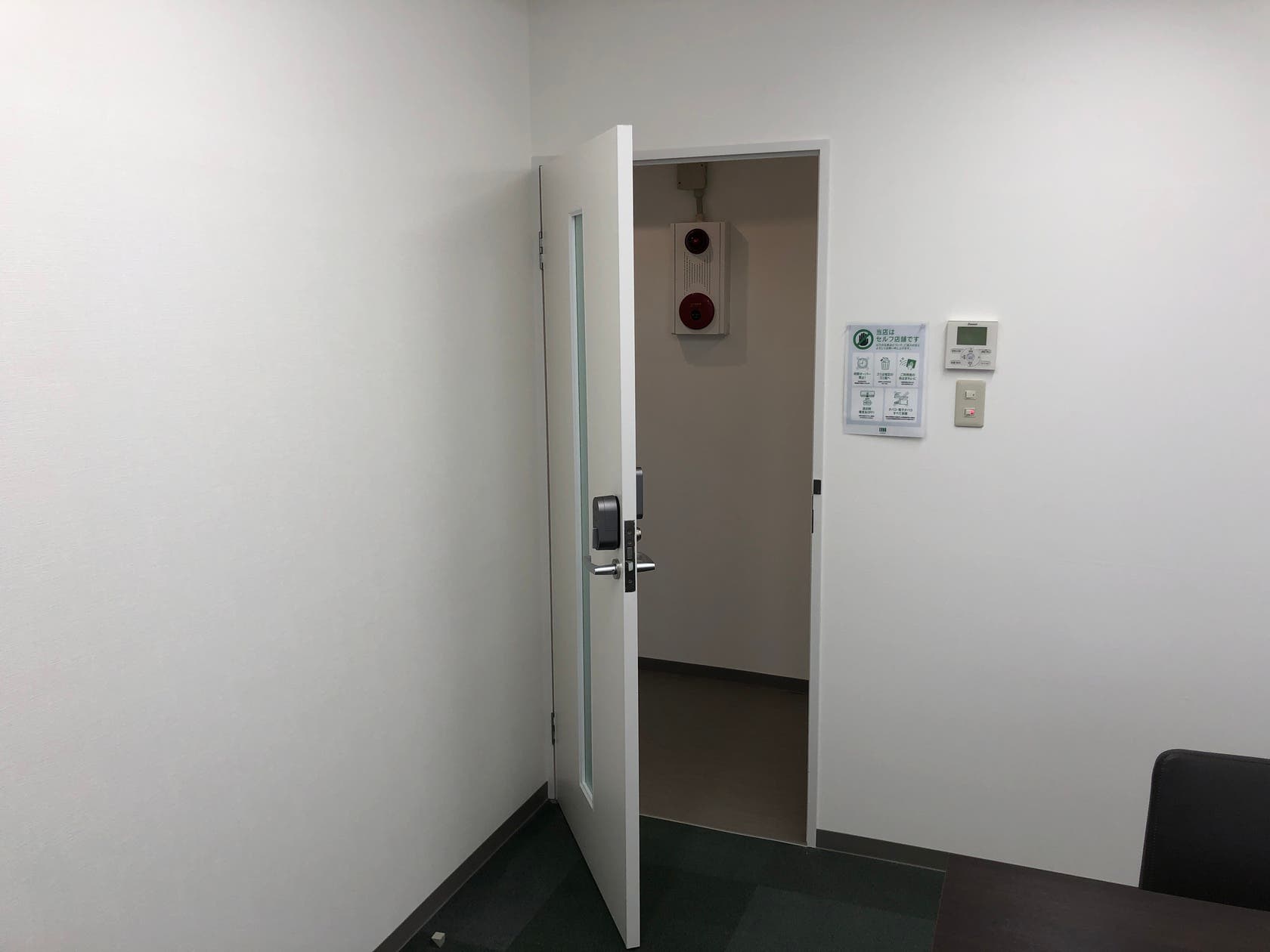 【JR神戸駅２分】８名少人数打合せ用１０F貸会議室。高速Wi-Fi、ホワイトボードあり。の写真6