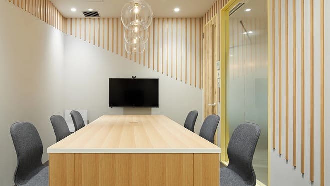 【新宿三丁目駅徒歩30秒】6人用会議室・フリードリンク・WiFi完備・モニター設置済。安心の有人受付。の写真1