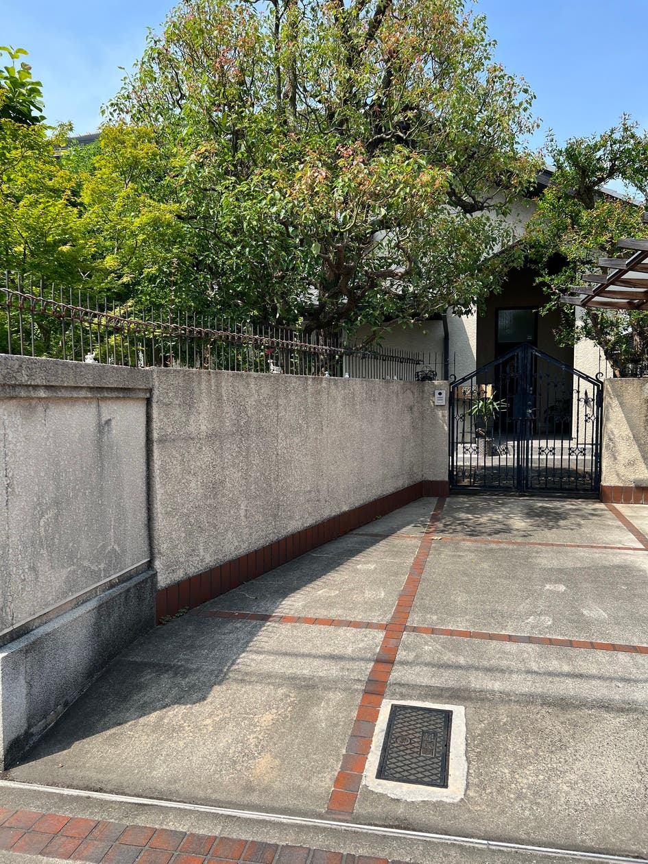 スペース前駐車場（１台駐車OK）＊車高2mまで・屋根付きの画像1