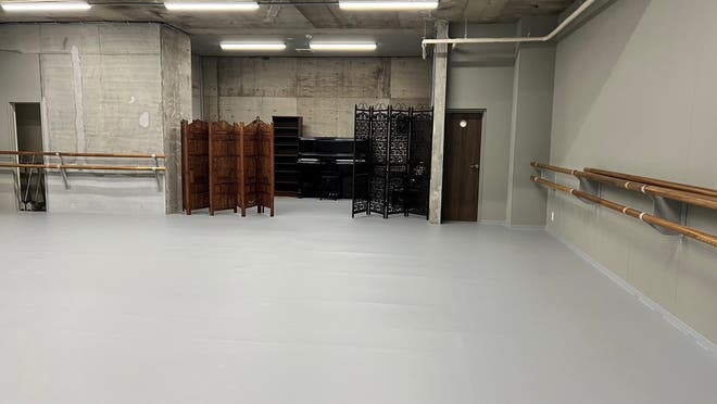 【音響・防音設備あり】新静岡駅から徒歩10分のバレエスタジオ。床面リノリウム、一面鏡張でダンス・ヨガ・ピラティスに最適の写真2