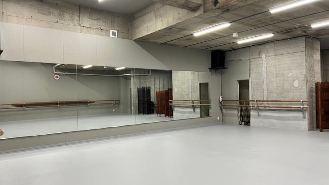【音響・防音設備あり】新静岡駅から徒歩10分のバレエスタジオ。床面リノリウム、一面鏡張でダンス・ヨガ・ピラティスに最適の写真3