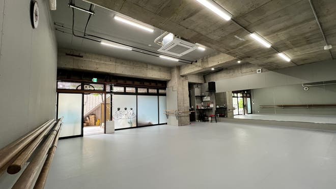 【音響・防音設備あり】新静岡駅から徒歩10分のバレエスタジオ。床面リノリウム、一面鏡張でダンス・ヨガ・ピラティスに最適の写真4