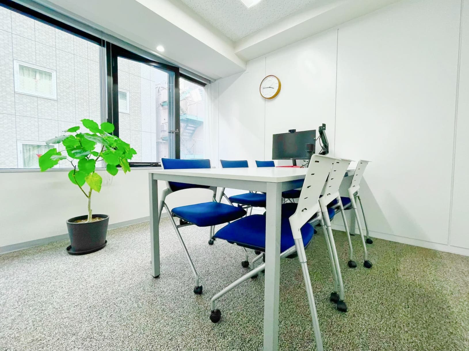 すぐ予約【銀座駅他2駅から3分以内】定員6名/オンライン会議・研修・面談に最適/待合スペース、無料ドリンク有/窓がある明るい部屋の写真1