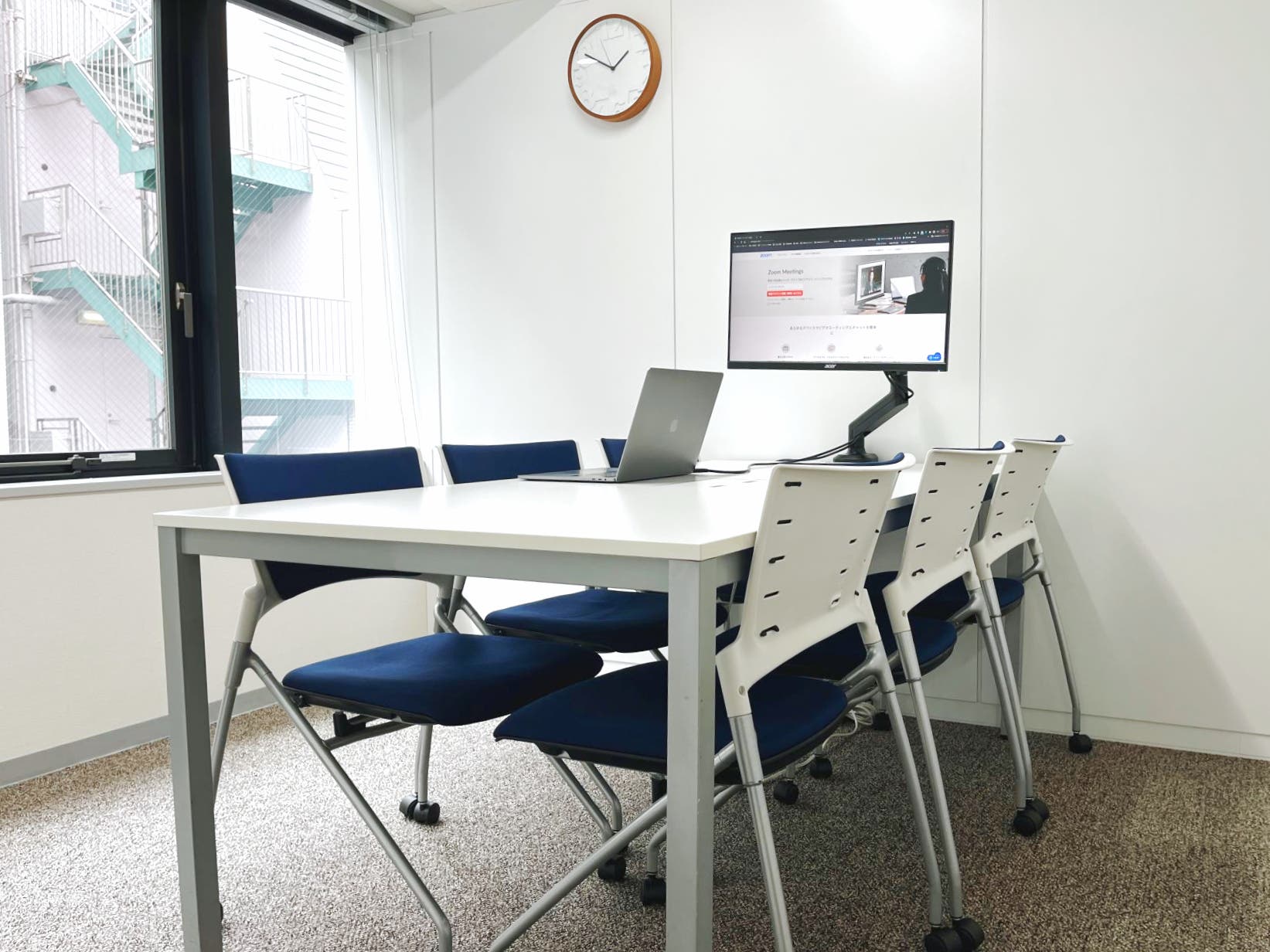 すぐ予約【銀座駅他2駅から3分以内】定員6名/オンライン会議・研修・面談に最適/待合スペース、無料ドリンク有/窓がある明るい部屋の写真3