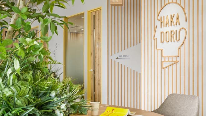 【新宿三丁目駅徒歩30秒】8人用会議室・フリードリンク・WiFi完備・モニター設置済。安心の有人受付の写真3