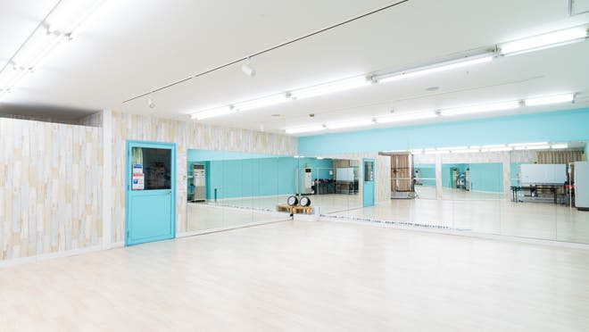 【名古屋駅1km圏内】広々明るい清楚感のある空基調のスタジオスペース!音響・空調・更衣室完備!鏡も三面に設置(名古屋市中村区)の写真3