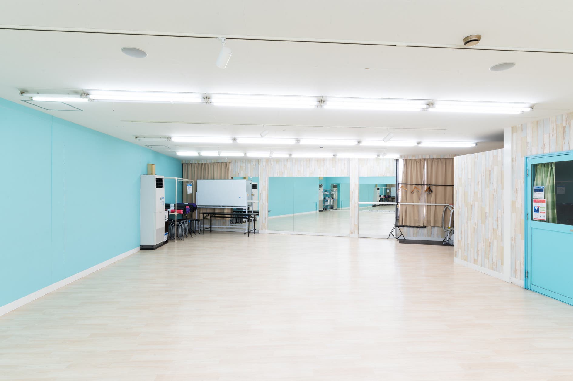 【名古屋駅1km圏内】広々明るい清楚感のある空基調のスタジオスペース！音響・空調・更衣室完備！鏡も三面に設置（名古屋市中村区）の写真4