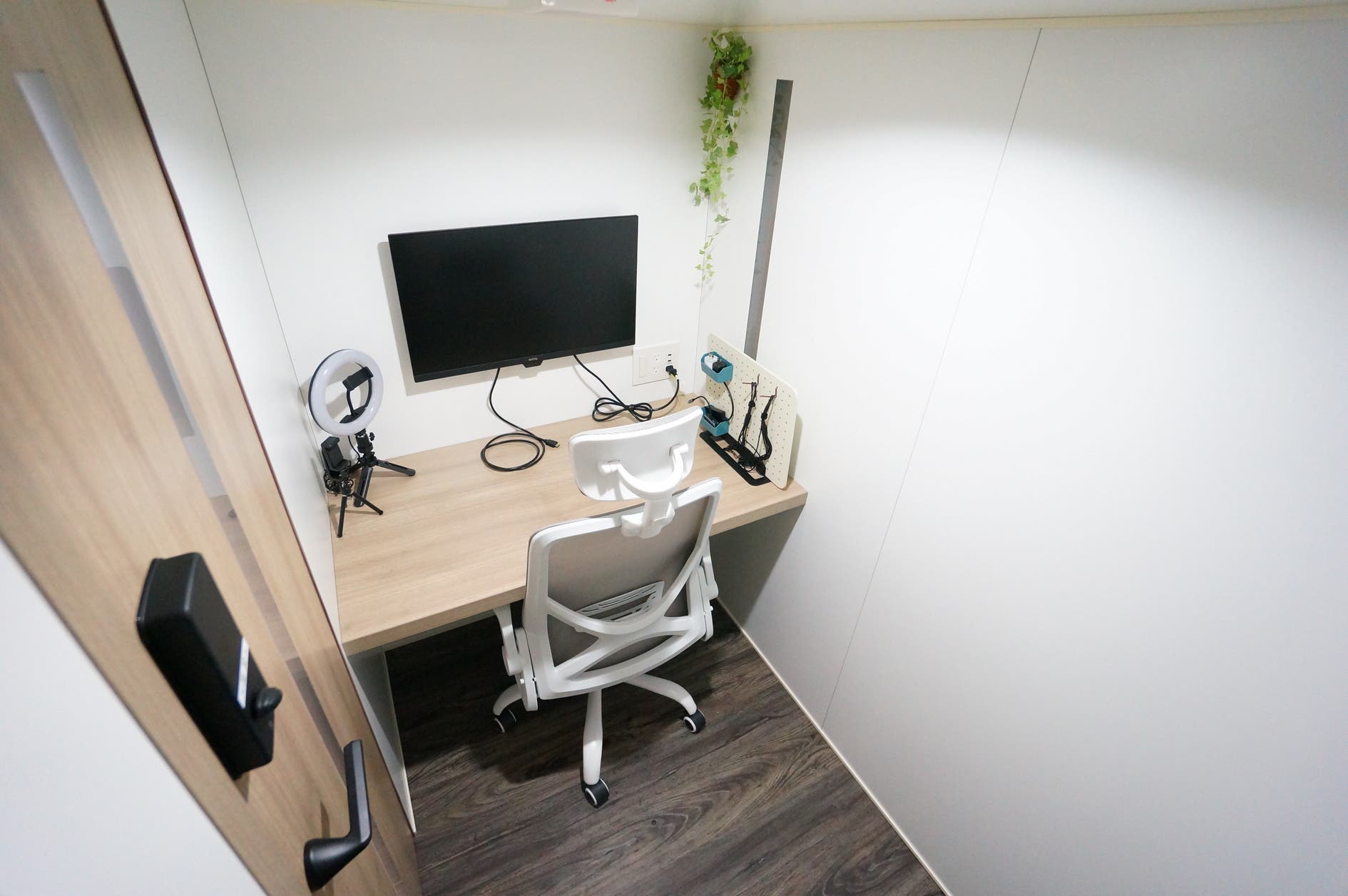 ＜個室型ワークブース鶴見No.6＞京急鶴見駅徒歩2分🚃完全個室⭐️24H⏰Wi-Fi📶モニター🖥️テレワーク/ZOOM/自習の写真5