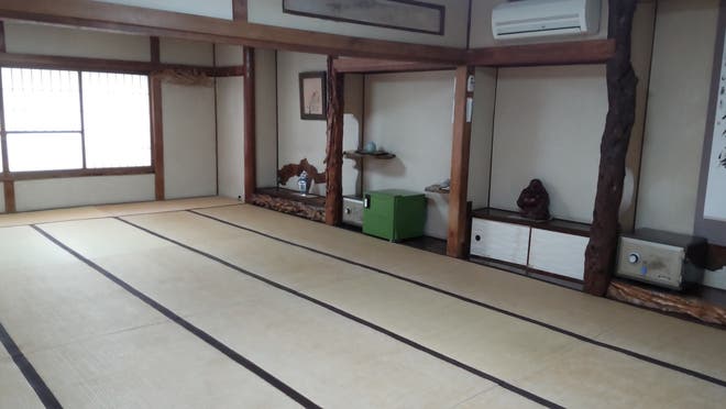 都心にある伝統的旅館の和室 中広間(22畳)。様々な利用可能。館内の意匠をこらした設え・昭和レトロポップは旅館ならではの魅力 の写真1