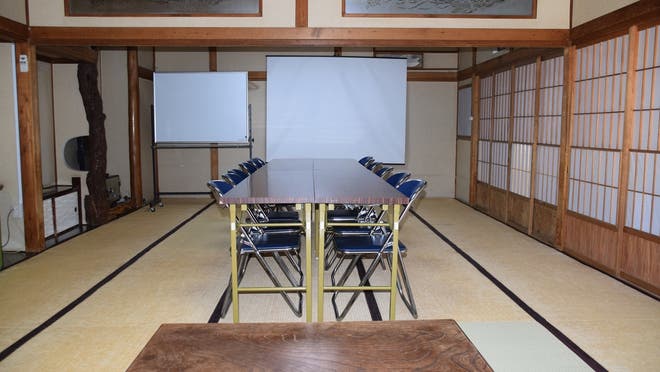 都心にある伝統的旅館の和室 中広間(22畳)。様々な利用可能。館内の意匠をこらした設え・昭和レトロポップは旅館ならではの魅力 の写真3