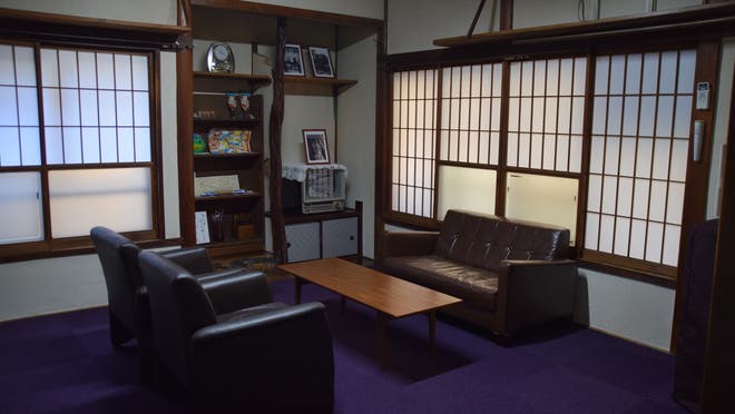 都心にある伝統的旅館の和室 大広間(57畳)。様々な利用が可能。館内の意匠をこらした設え・昭和レトロポップは旅館ならではの魅力 の写真13