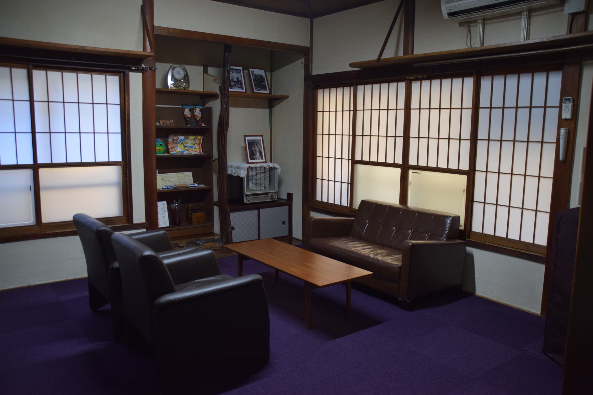 都心にある伝統的旅館の和室　客室（10畳）。様々な利用可能。館内の意匠をこらした設え・昭和レトロポップは旅館ならではの魅力　の写真6