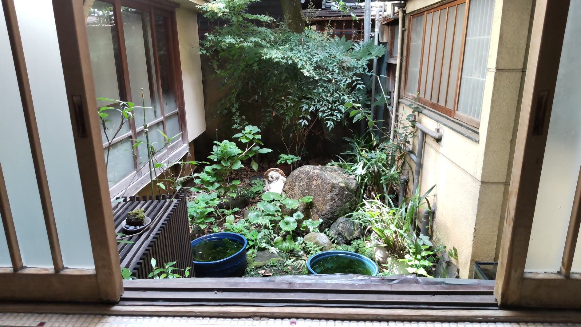 都心にある伝統的旅館の和室　客室（10畳）。様々な利用可能。館内の意匠をこらした設え・昭和レトロポップは旅館ならではの魅力　の写真7