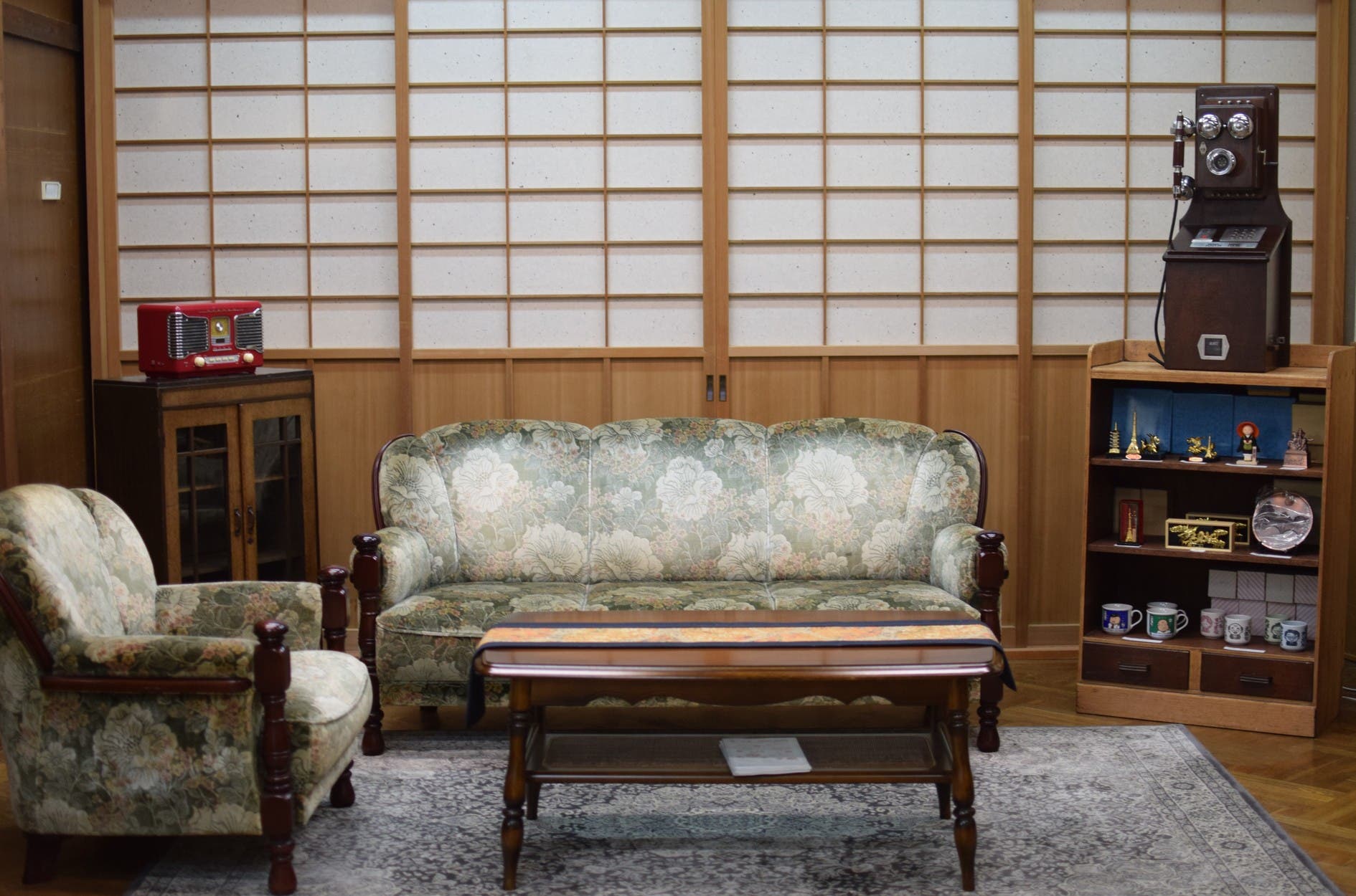 都心にある伝統的旅館の和室　客室（10畳）。様々な利用可能。館内の意匠をこらした設え・昭和レトロポップは旅館ならではの魅力　の写真8