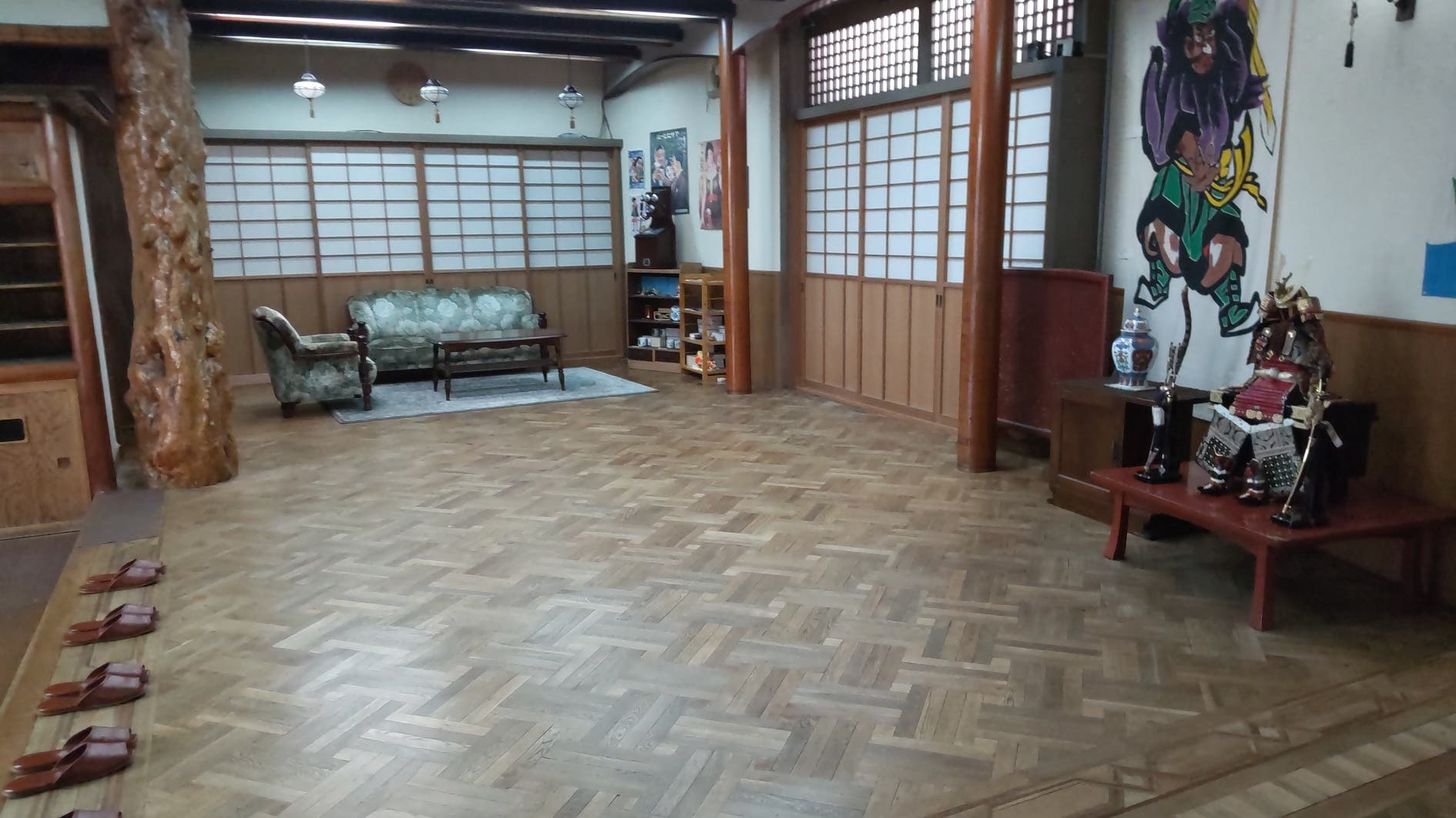 都心にある伝統的旅館の和室　客室（10畳）。様々な利用可能。館内の意匠をこらした設え・昭和レトロポップは旅館ならではの魅力　の写真10