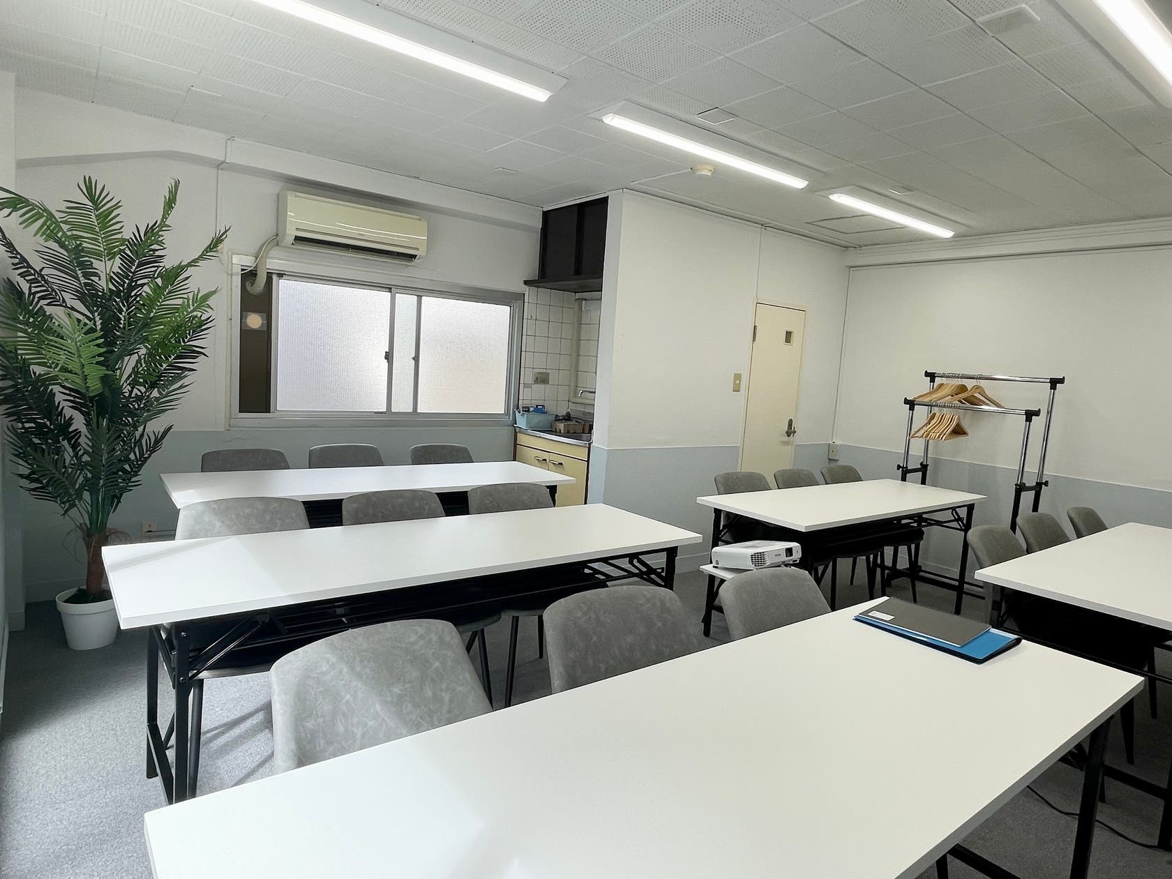 【新宿駅4分】軽食OK🍱会議・懇親会・ボドゲ｜最大16名｜55型TV/光Wi-Fi/土足OK｜プロジェクター有[13]の写真3