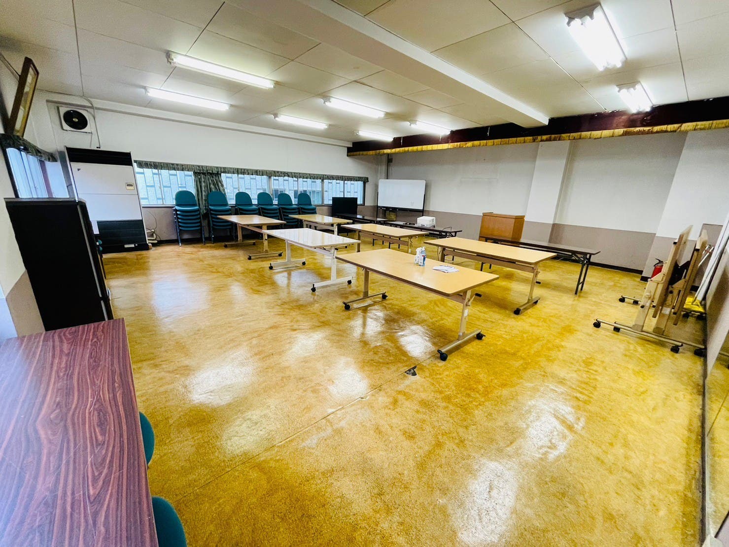 【65インチTV & エアコン、床、LED照明リニューアル👍】踊れる🕺セミナールーム 最大50名 椅子40脚 in 曳舟の写真5