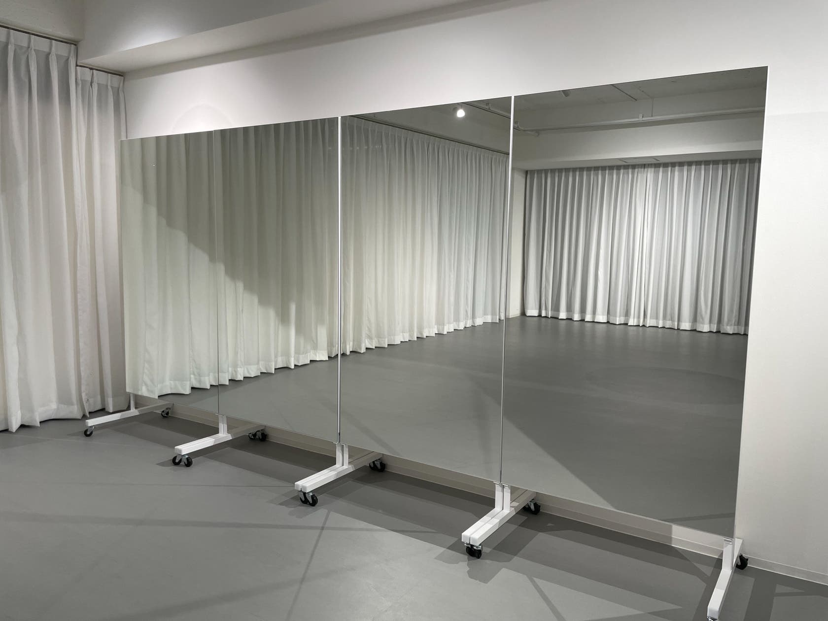 大阪本町駅近の白く洗練されたレンタルスペースの写真9