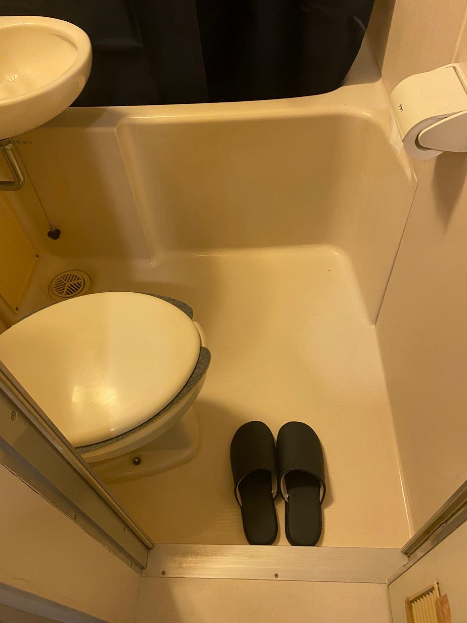 新宿御苑前駅から徒歩2分の広々貸し会議室☆プロジェクター無料☆高速インターネット光でリモートワーク最適！の写真9