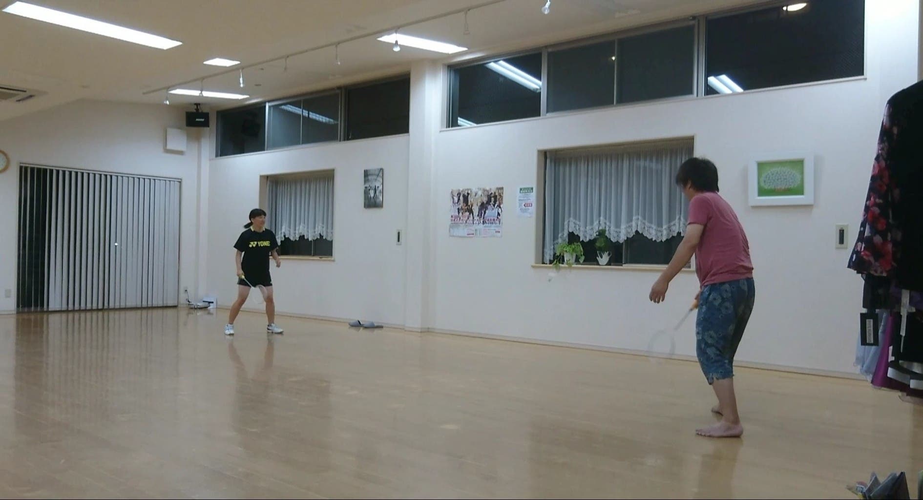 大元駅 徒歩10分/駐車場5台有/更衣室有。桜の床材、片面ミラーの明るく清潔な社交ダンススタジオの写真5