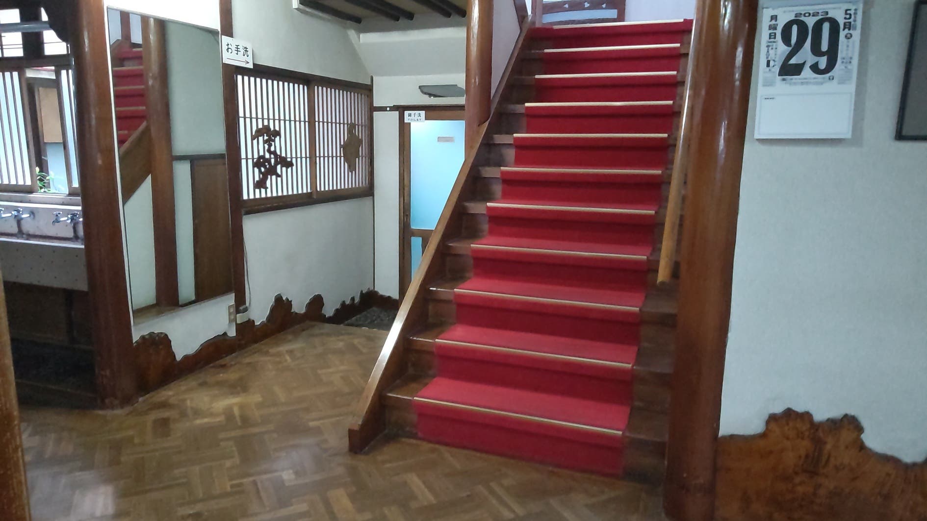 都心にある伝統的旅館の和室　中広間（22畳）。様々な利用可能。館内の意匠をこらした設え・昭和レトロポップは旅館ならではの魅力　の写真6