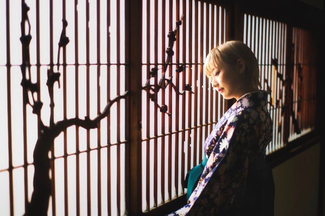 都心にある伝統的旅館の和室　客室（10畳）。様々な利用可能。館内の意匠をこらした設え・昭和レトロポップは旅館ならではの魅力　の写真5