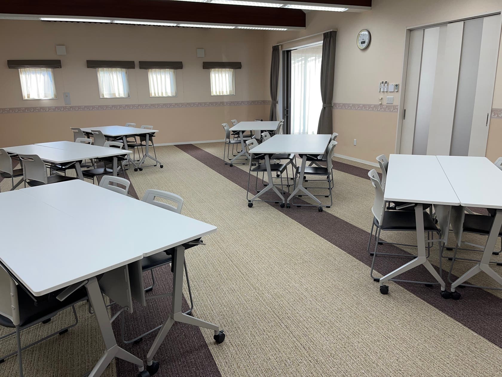 広い無料駐車場併設!【Room A 40名程度のご利用に】 教室・会議・会合・ワークショップ・ヨガ他 /レビューを書いて割引!の写真5