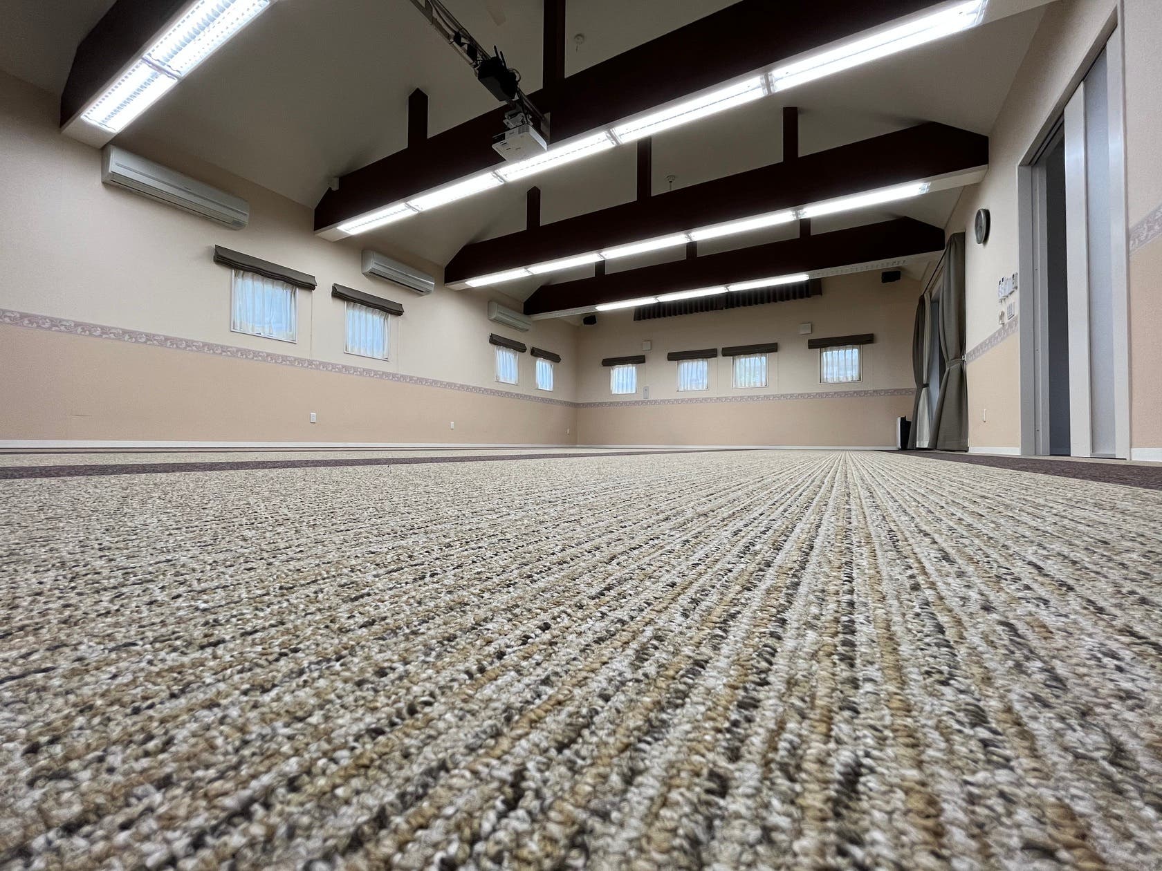 広い無料駐車場併設!【Room A 40名程度のご利用に】 教室・会議・会合・ワークショップ・ヨガ他 /レビューを書いて割引!の写真9