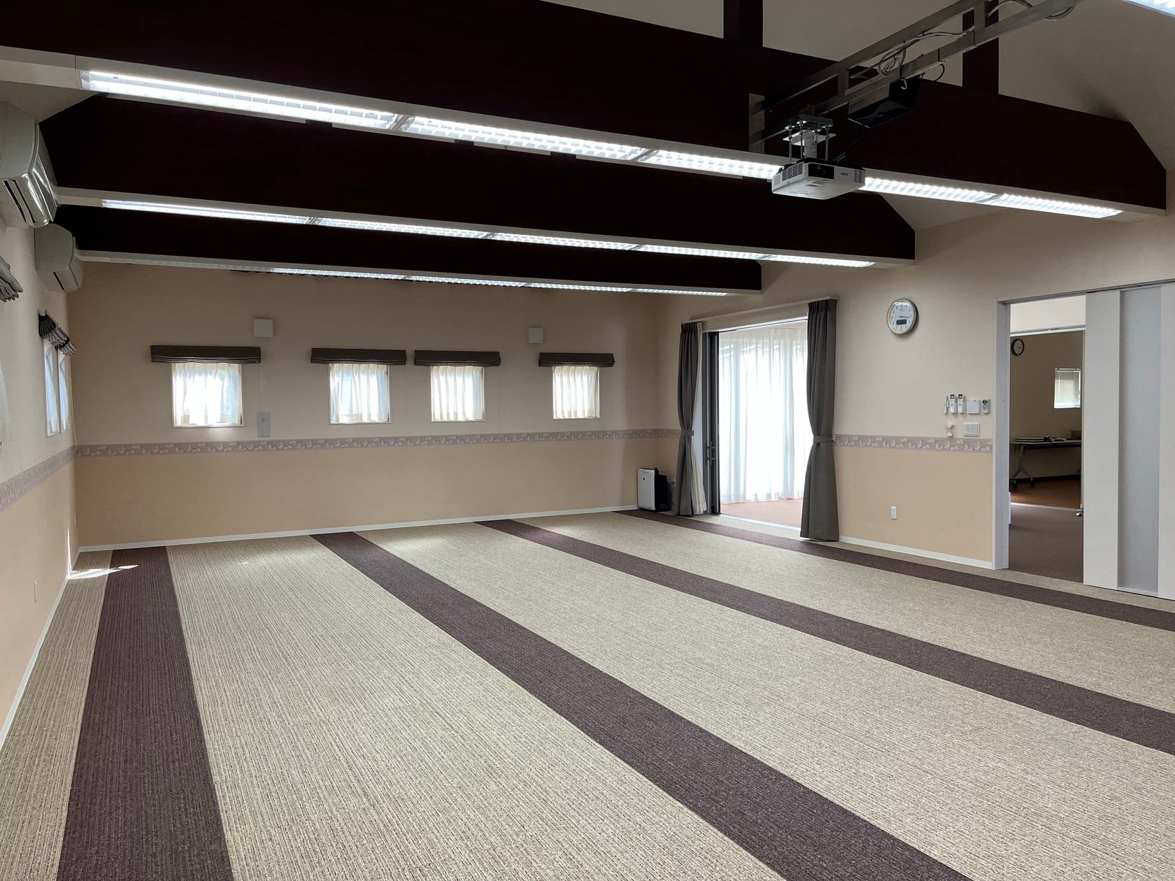 広い無料駐車場併設!【Room A 40名程度のご利用に】 教室・会議・会合・ワークショップ・ヨガ他 /レビューを書いて割引!の写真6