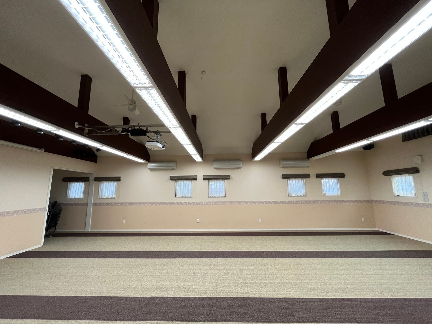 広い無料駐車場併設!【Room A 40名程度のご利用に】 教室・会議・会合・ワークショップ・ヨガ他 /レビューを書いて割引!の写真10