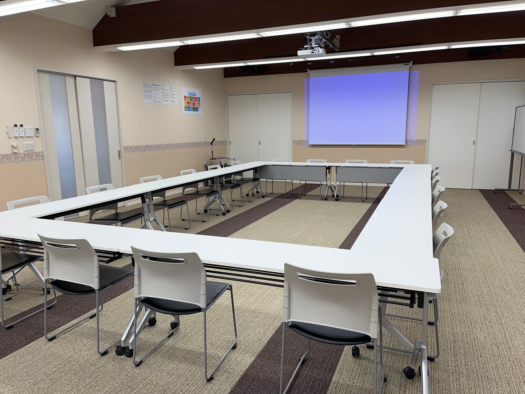 広い無料駐車場併設!【Room A 40名程度のご利用に】 教室・会議・会合・ワークショップ・ヨガ他 /レビューを書いて割引!の写真8