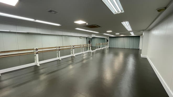 博多駅近くの鏡張りスタジオ!の写真1