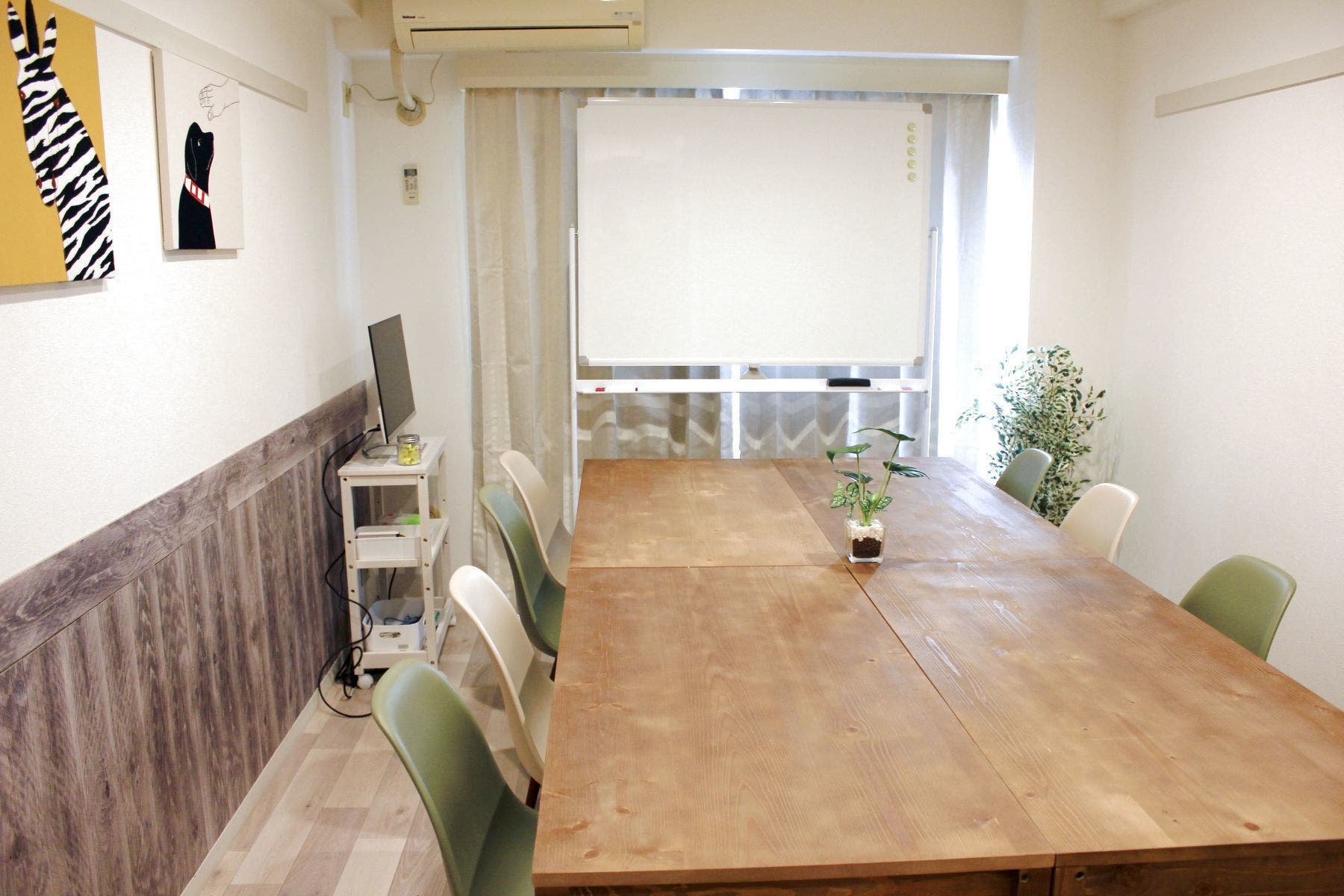 【公式予約】川越駅3分☆最大10名｜木のぬくもり感じる落ち着いた個室｜無料WiFi・モニター・ホワイトボード会議｜面談・面接｜の写真1