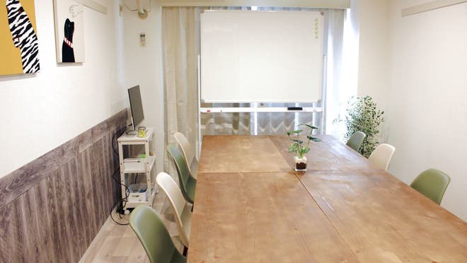 【公式予約】川越駅3分☆最大10名|木のぬくもり感じる落ち着いた個室|無料WiFi・モニター・ホワイトボード会議|面談・面接|の写真1