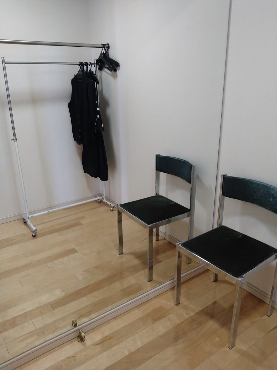 大元駅 徒歩10分/駐車場5台有/更衣室有。桜の床材、片面ミラーの明るく清潔な社交ダンススタジオの写真6