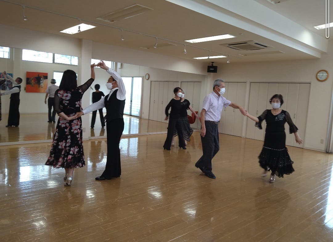 大元駅 徒歩10分/駐車場5台有/更衣室有。桜の床材、片面ミラーの明るく清潔な社交ダンススタジオの写真7